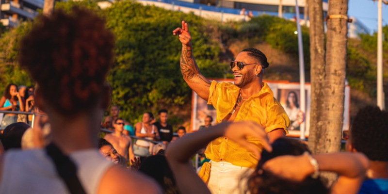 Tony Salles surpreende com flash mob de “Perna Bamba” na orla de ...